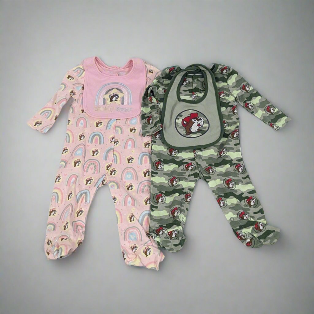 Buc-ee's Baby Sleeper with Bib Set | Sold Here – Texas Snax